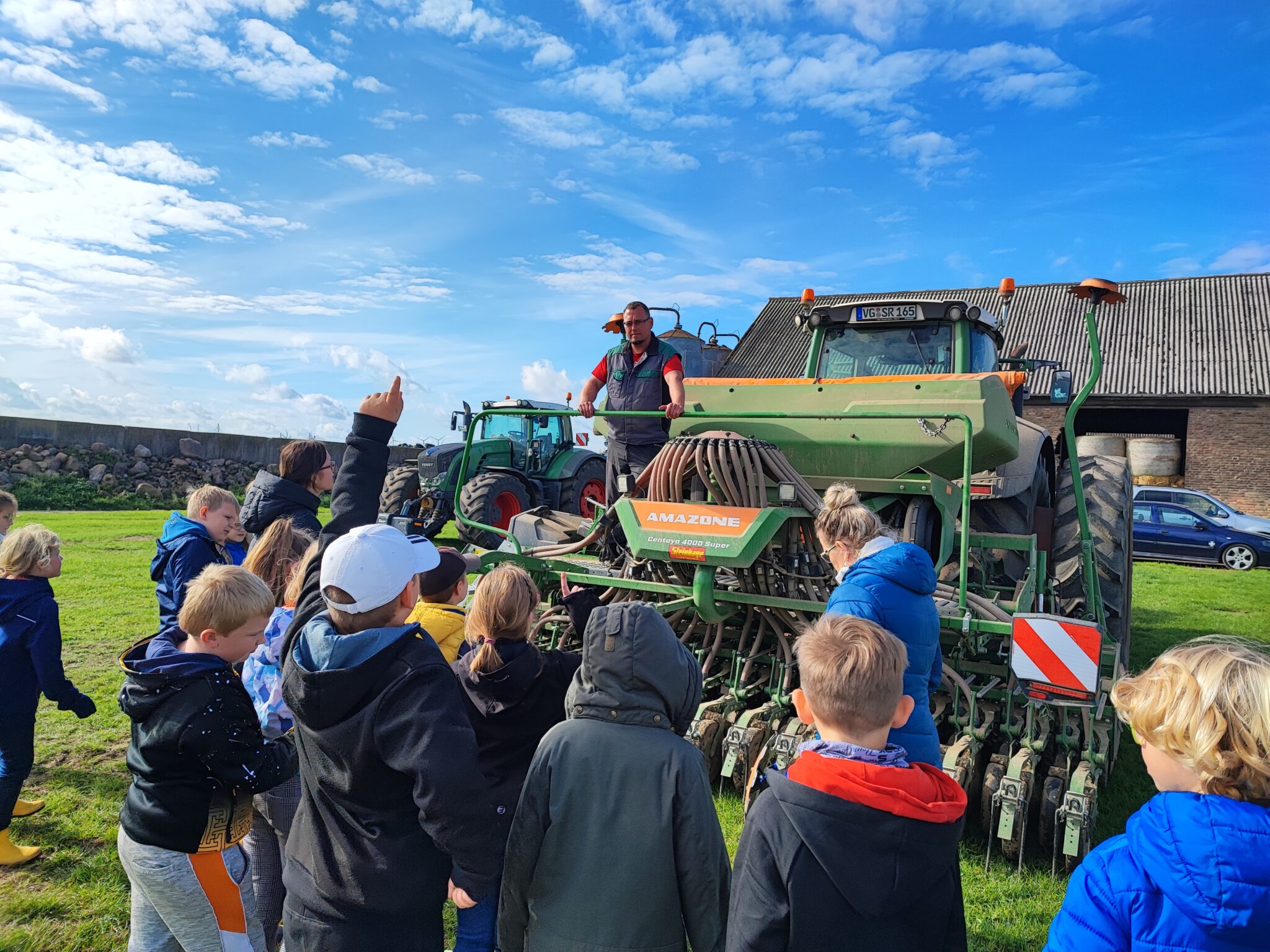 Grundschüler besuchen „Landhof Stephan Rouenhoff“ – Bauernverband Uecker-Randow e.V.